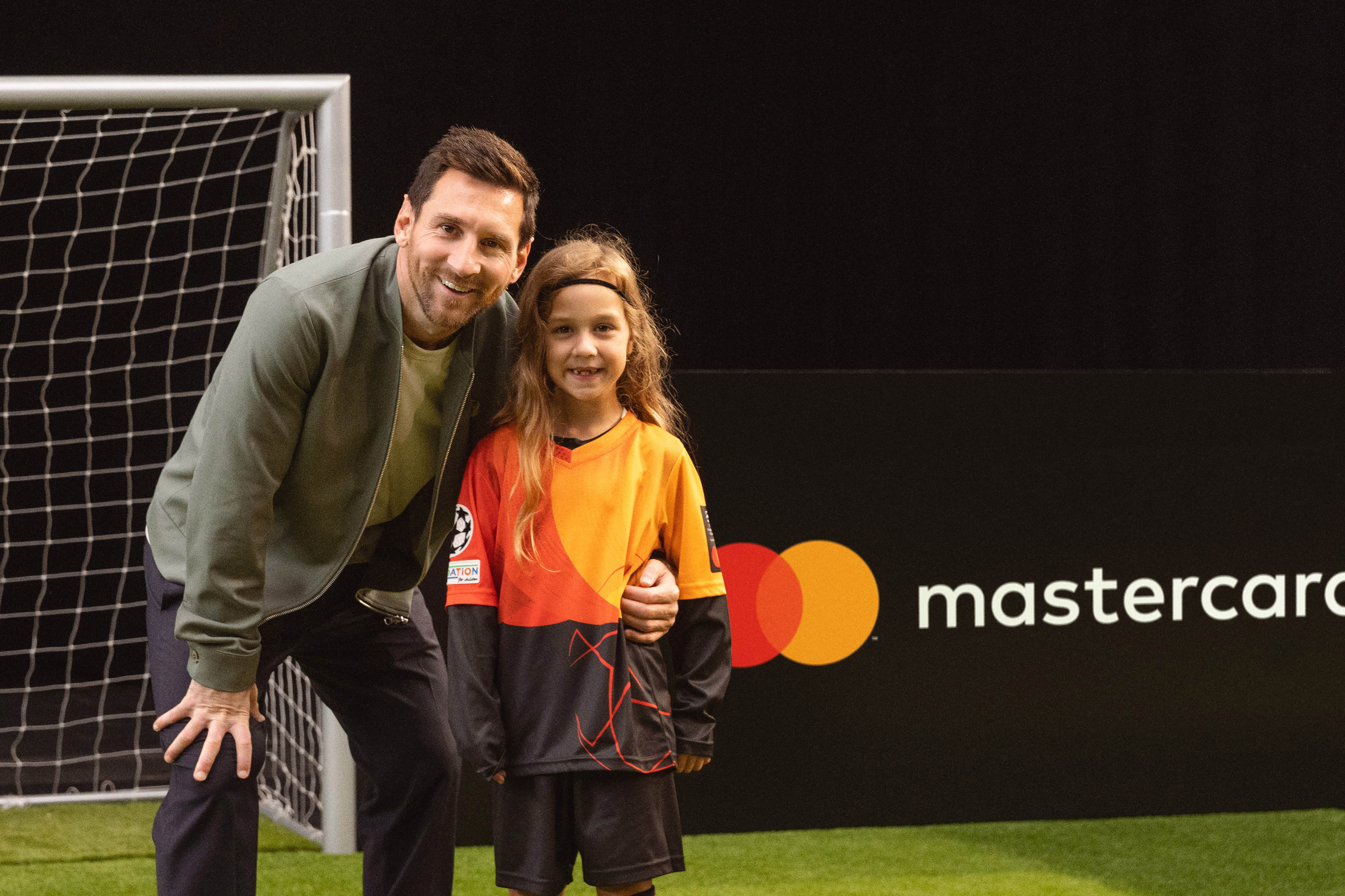 LIONEL MESSI DÉVOILE LE NOUVEAU KIT DES MASTERCARD “PLAYER MASCOT” À L ...
